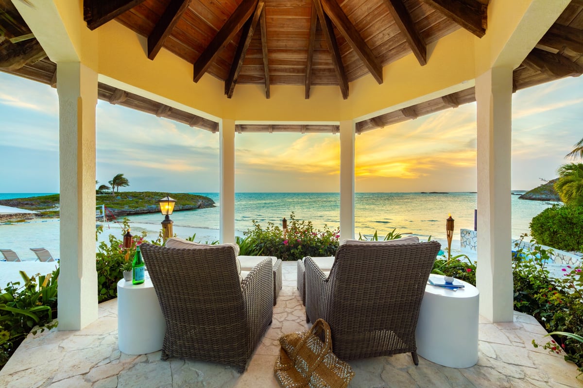 Emara | Turtle Tail, Turks & Caicos | Rental Escapes