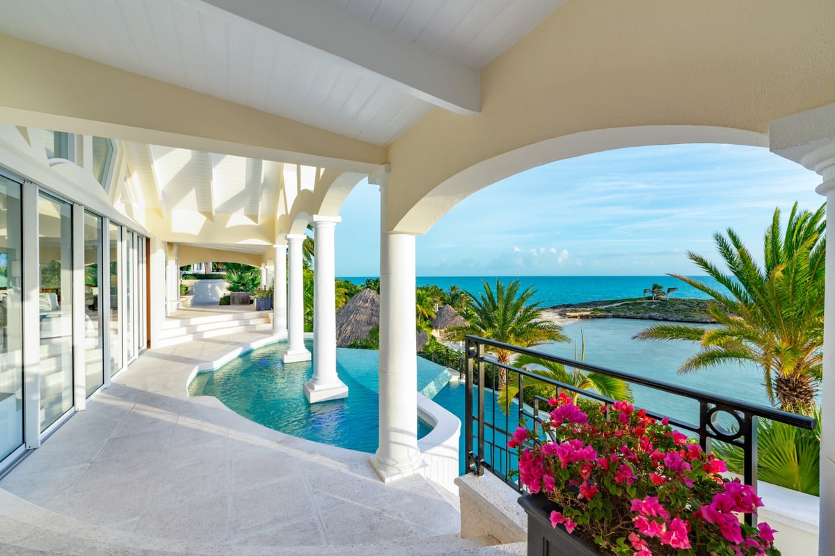 Emara | Turtle Tail, Turks & Caicos | Rental Escapes